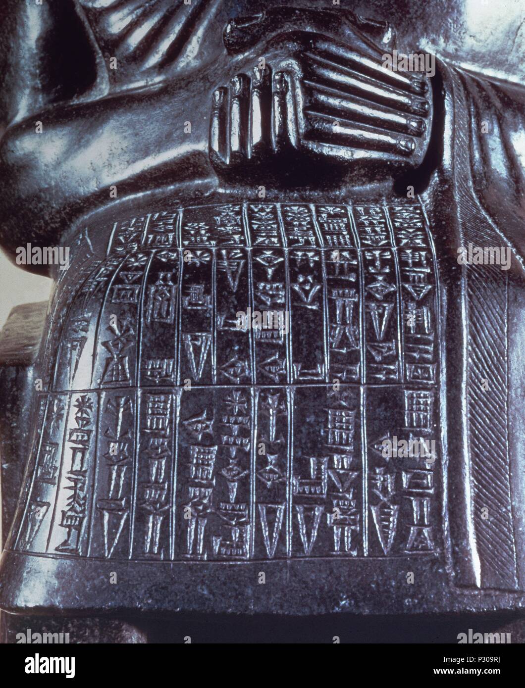 DETALLE DE LA ESCRITURA CUNEIFORME DE LA ESTATUA DEL PATESI GUDEA DE ...