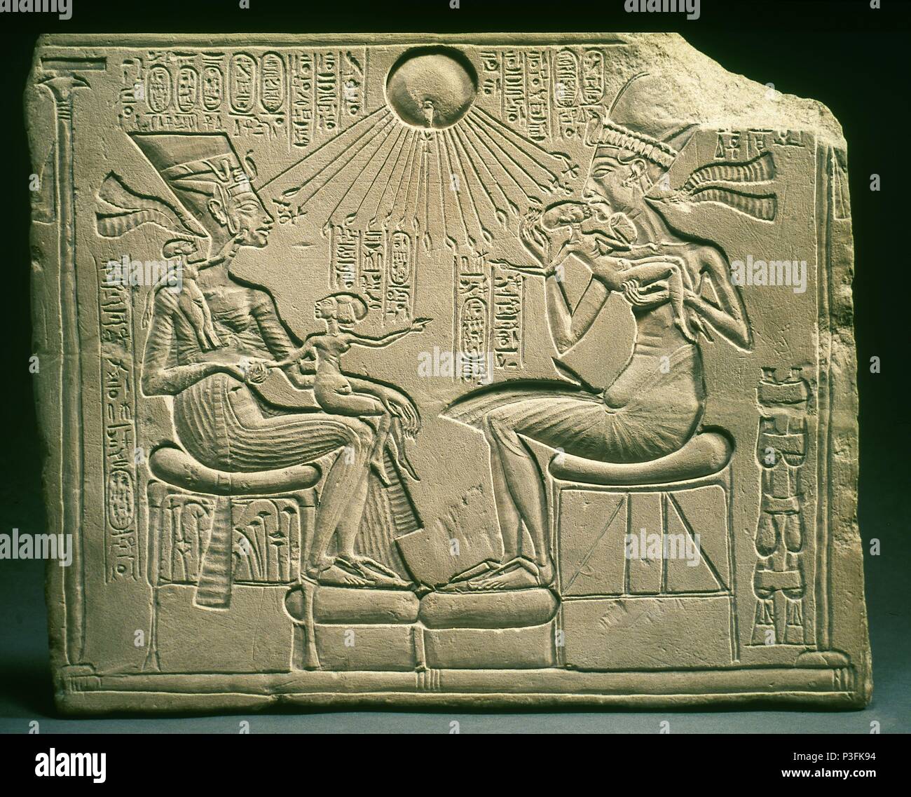 La stele akhenaten la sua famiglia immagini e fotografie stock ad alta ...