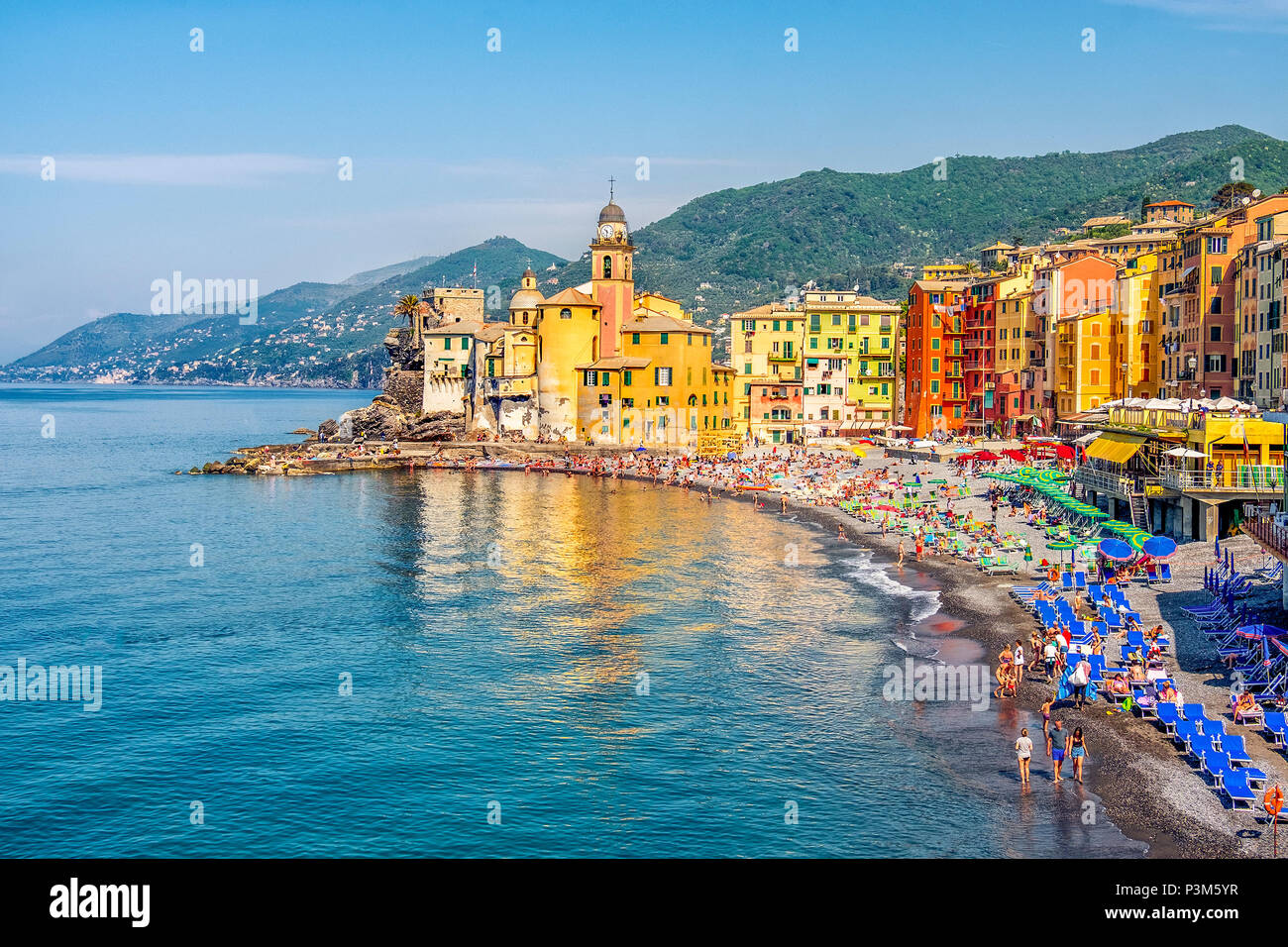 Riviera italiana colorato paesaggio spiaggia del villaggio di Camogli ...
