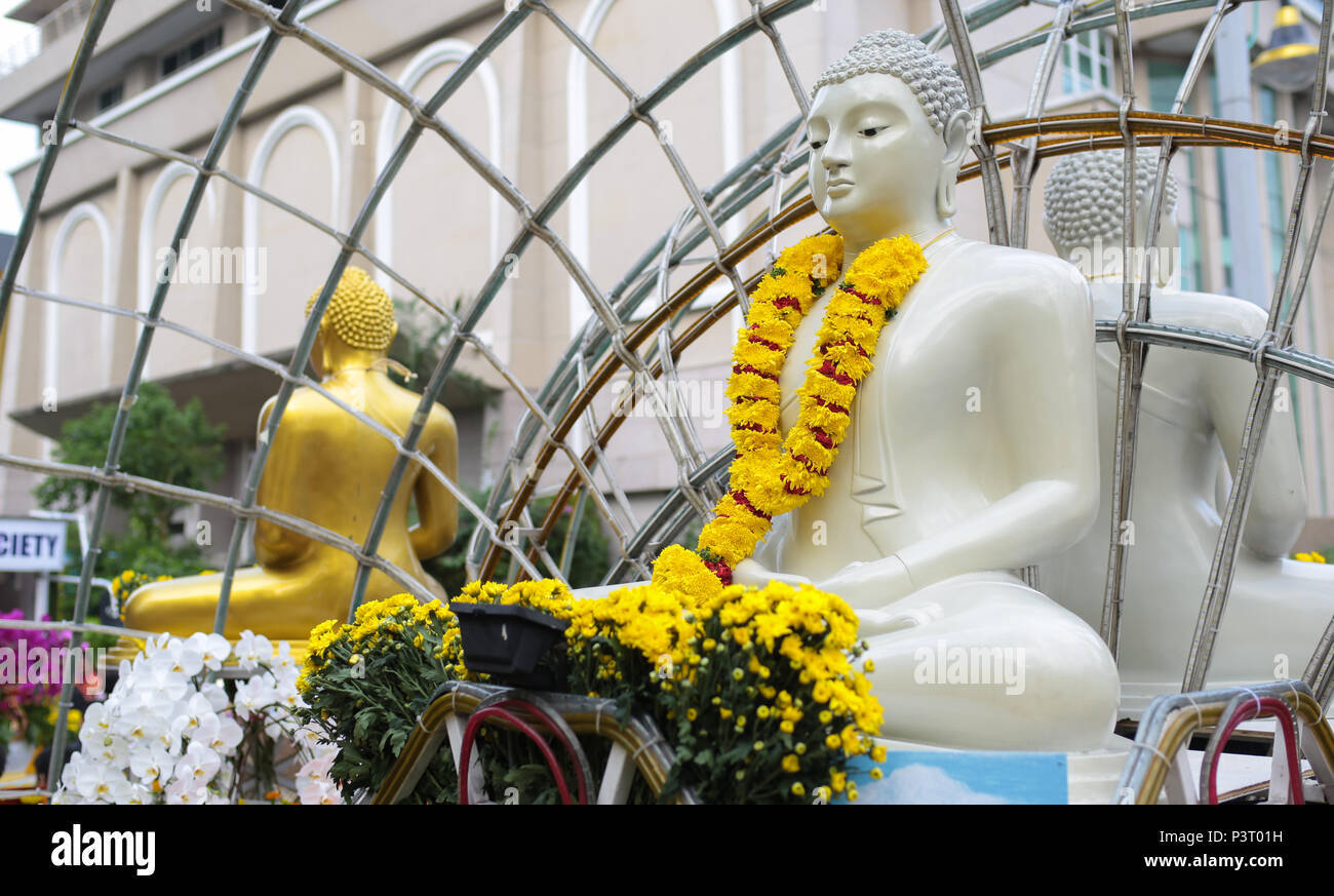 Statua di Buddha del Wesak processione galleggianti veicolo durante il ...