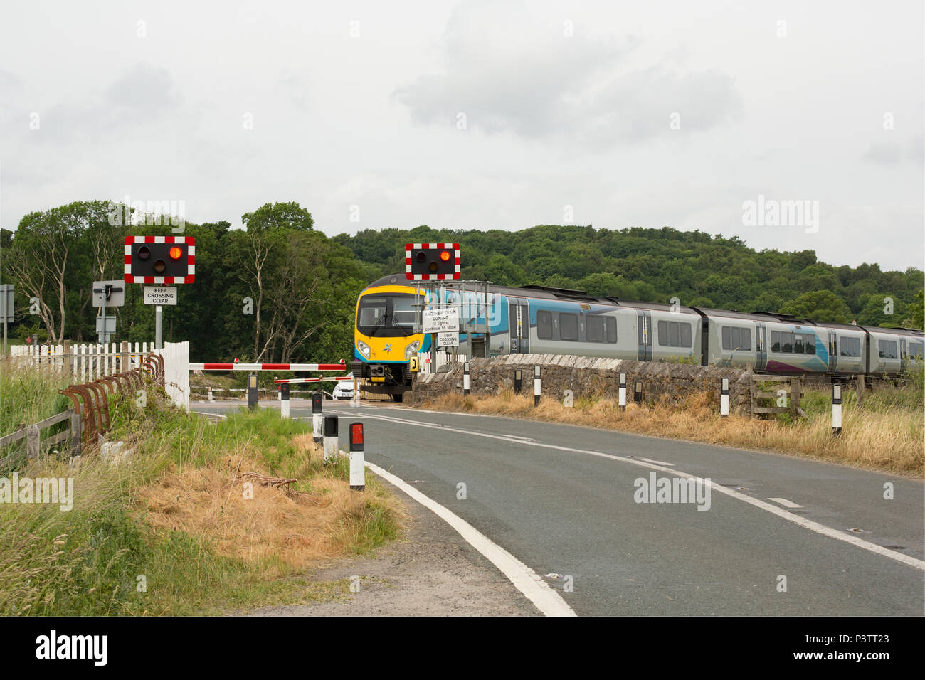 Arrivo del passaggio a livello immagini e fotografie stock ad alta ...