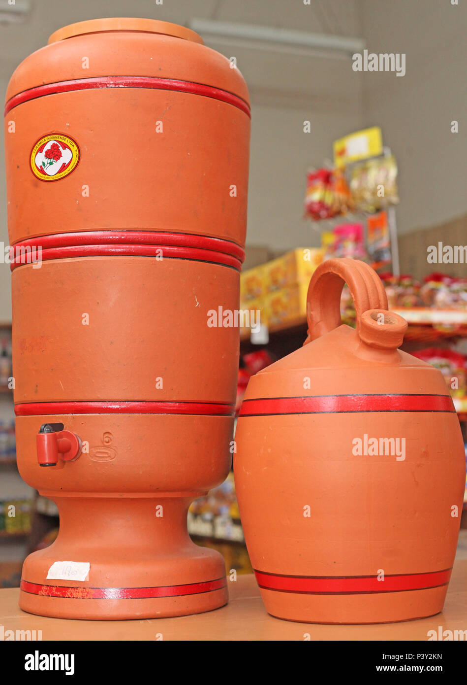 O filtro e un moringa de barro filtram resíduos da água, retiram até 99 ...