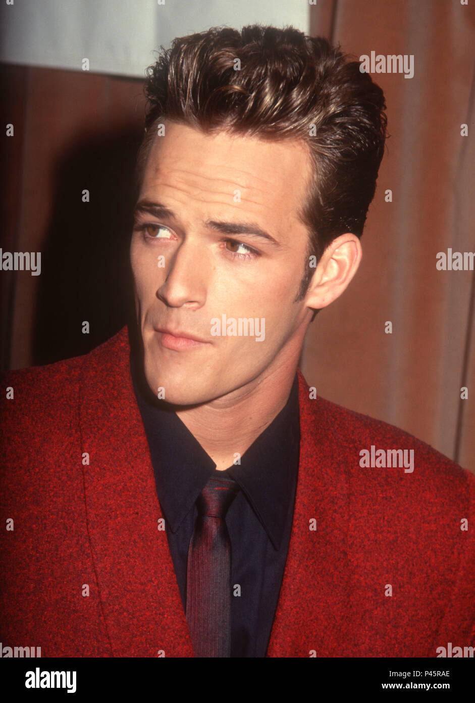 BEVERLY HILLS, CA - 12 novembre: Attore Luke Perry assiste settimo ...