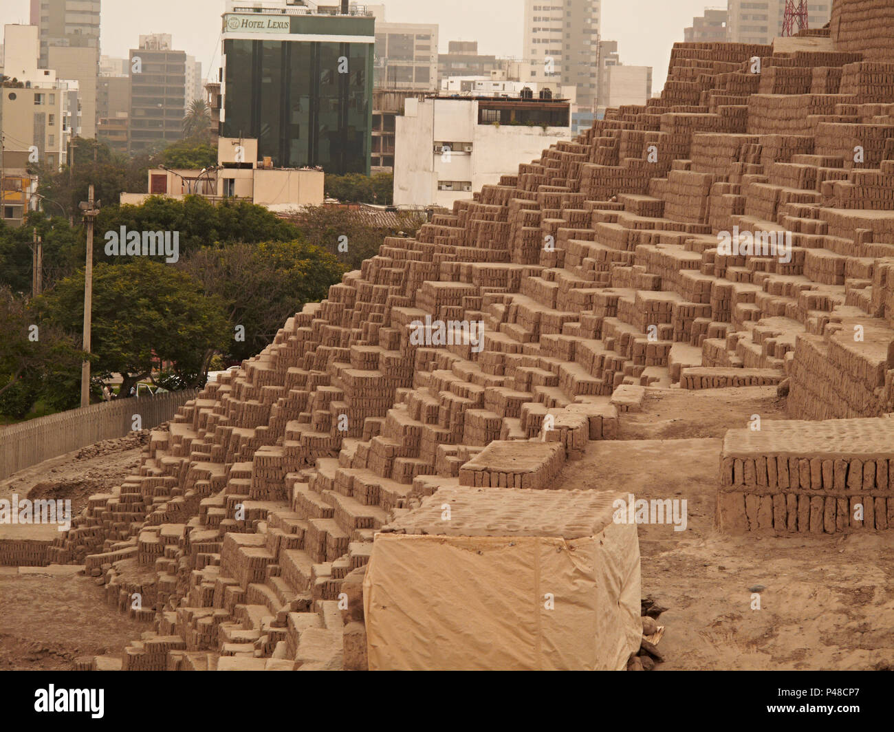 Lima peru miraflores pyramid immagini e fotografie stock ad alta ...