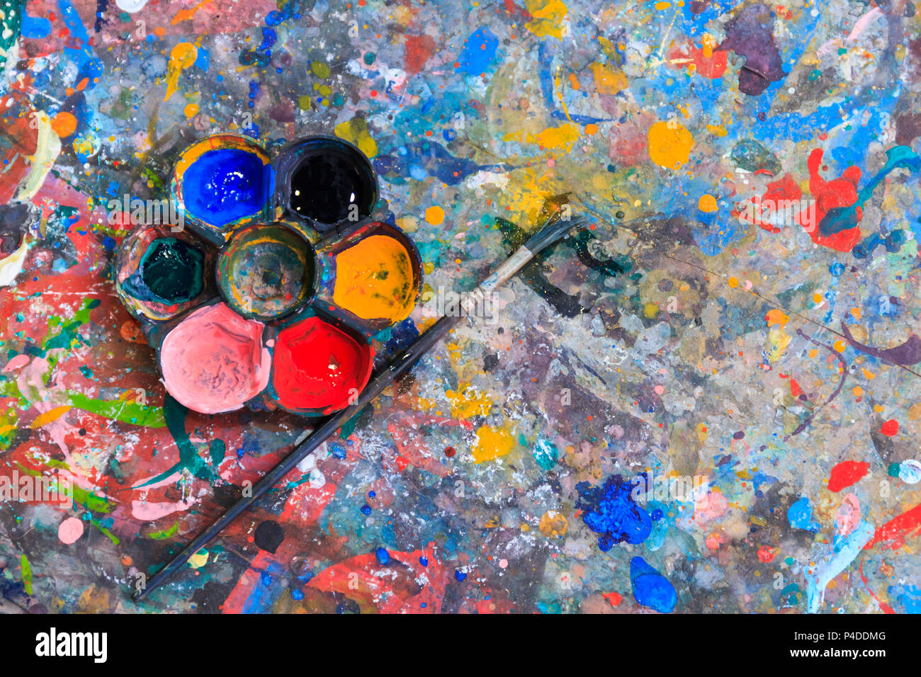 Tavolozza colori acqua e pennello sporco su legno Arte sfondo tabella ...