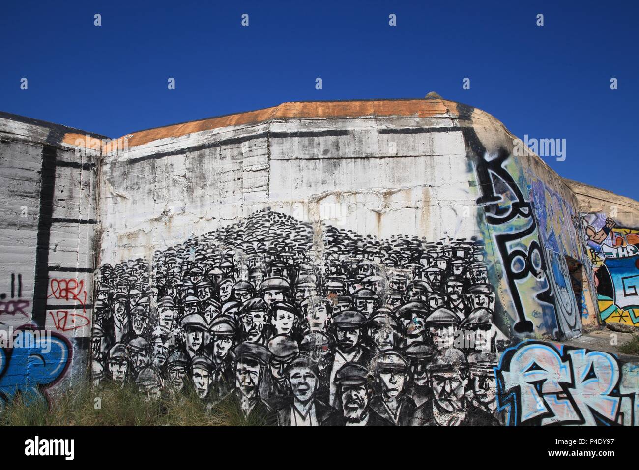 Arte dei graffiti sul bunker di cemento immagini e fotografie stock ad ...