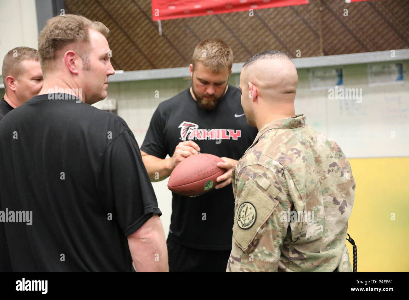 Atlanta Falcons Offensive Lineman, Ben Garland, segni palloni da calcio ...