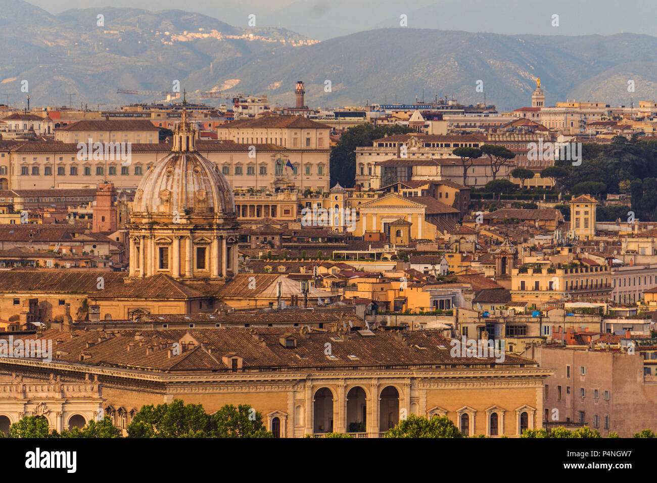 La città di roma skyline immagini e fotografie stock ad alta ...
