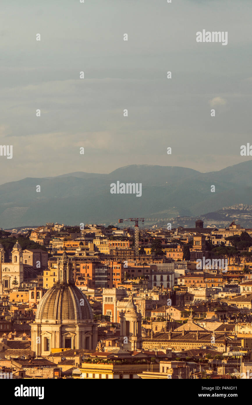 La città di roma skyline immagini e fotografie stock ad alta ...