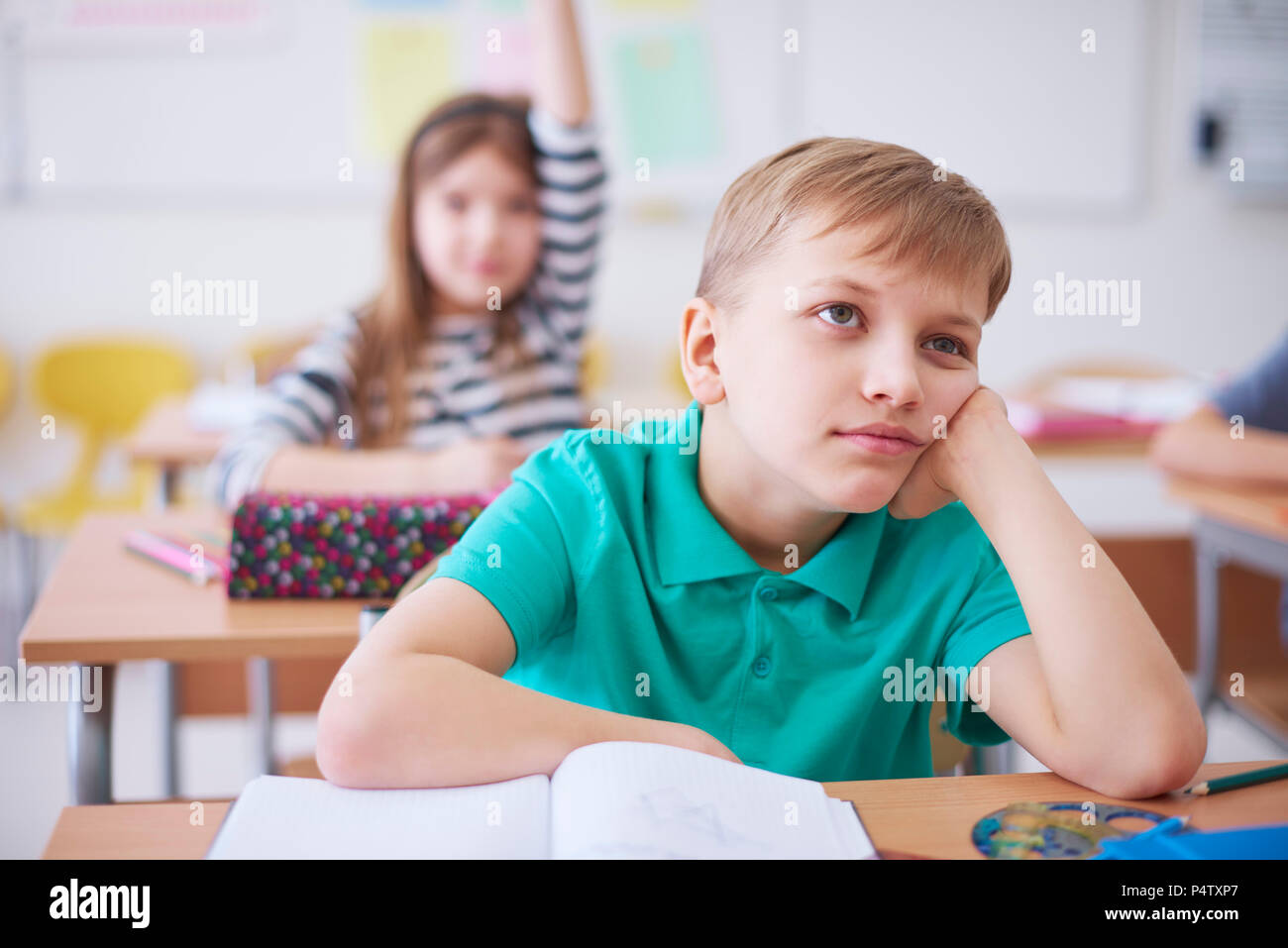 Alzando la mano in classe immagini e fotografie stock ad alta ...