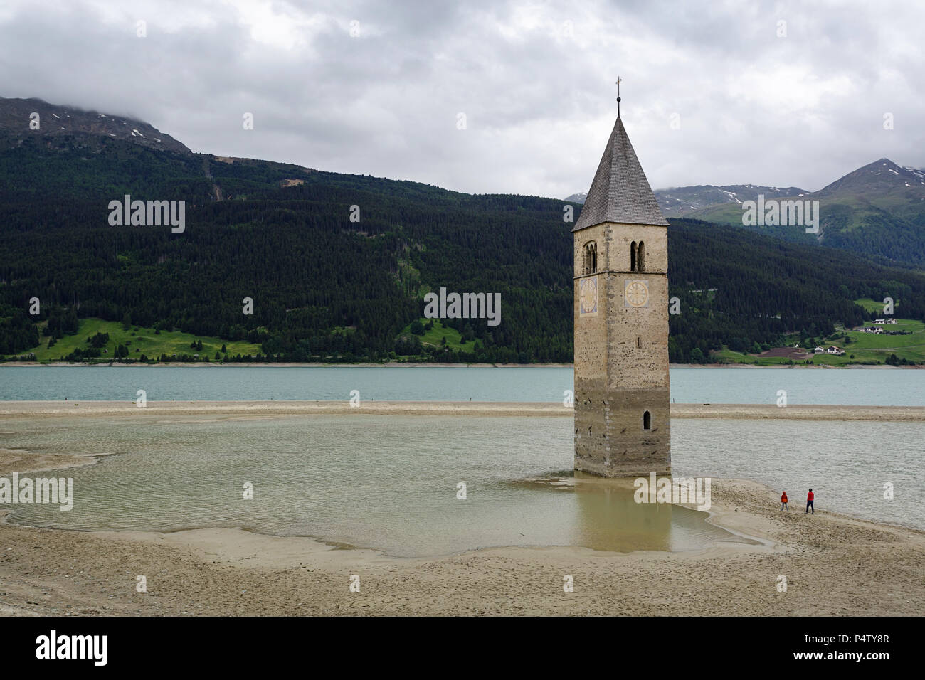 Chiesa sotto l'acqua, annegato village, il paesaggio di montagna e ...