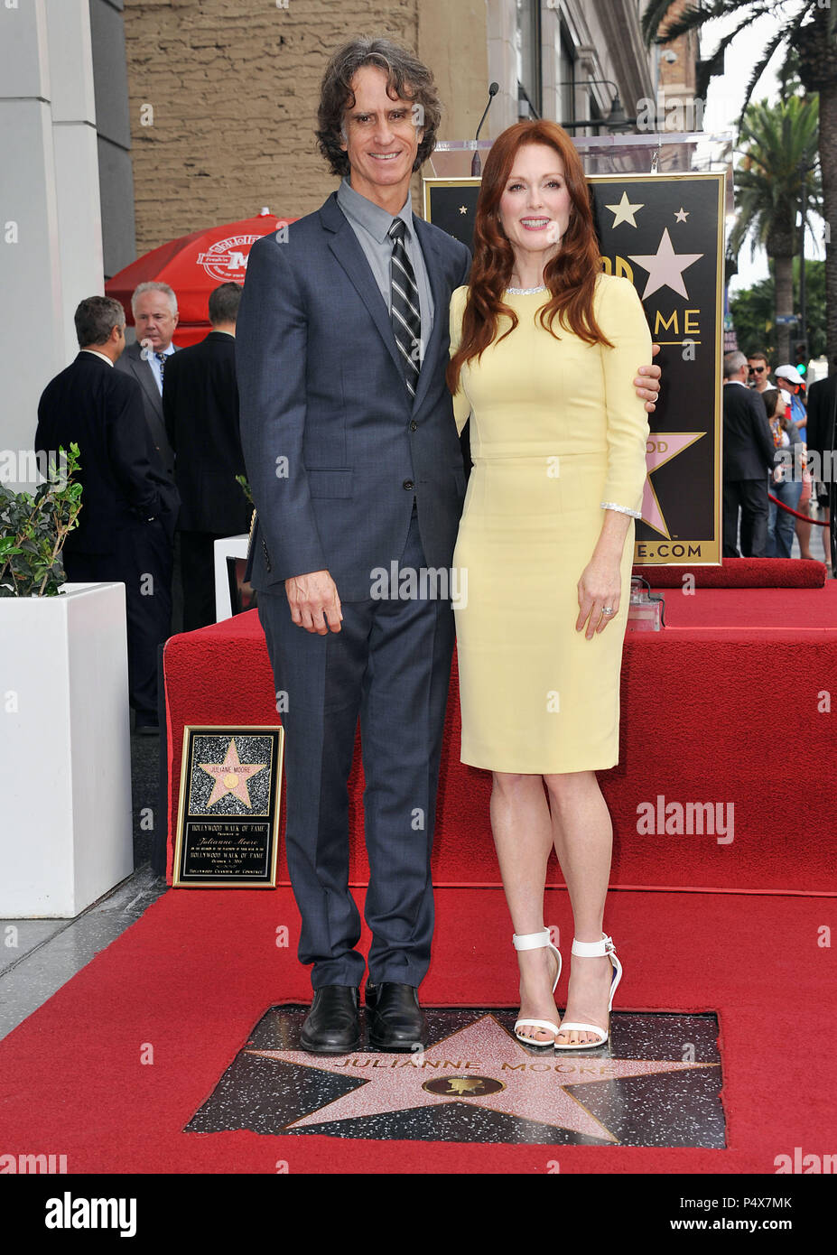 Julianne Moore e Jay Roach a stella per : Julianne Moore onorato con ...