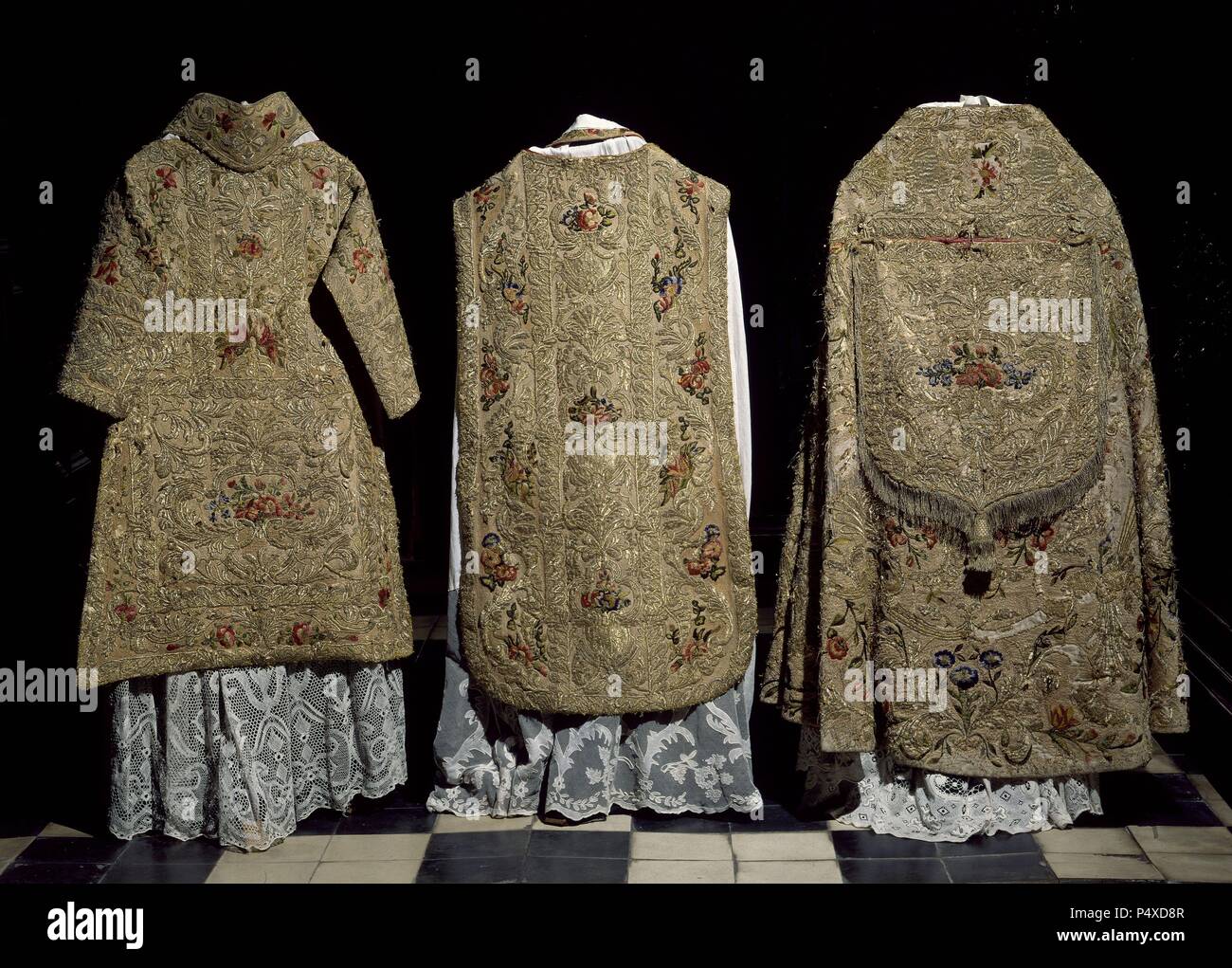 TERNO CASULLAS Y CAPAS DE LOS PATRONOS - SIGLO XVII. Posizione: MUSEO ...