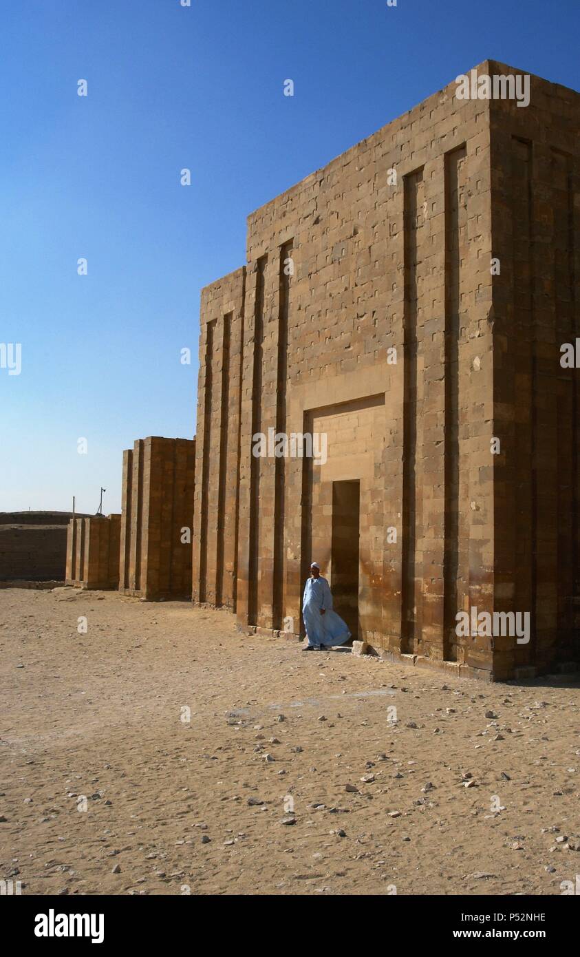 ARTE EGIPCIO. IMPERIO ANTIGUO. III dinastia. PIRAMIDE DE ZOSER o ...