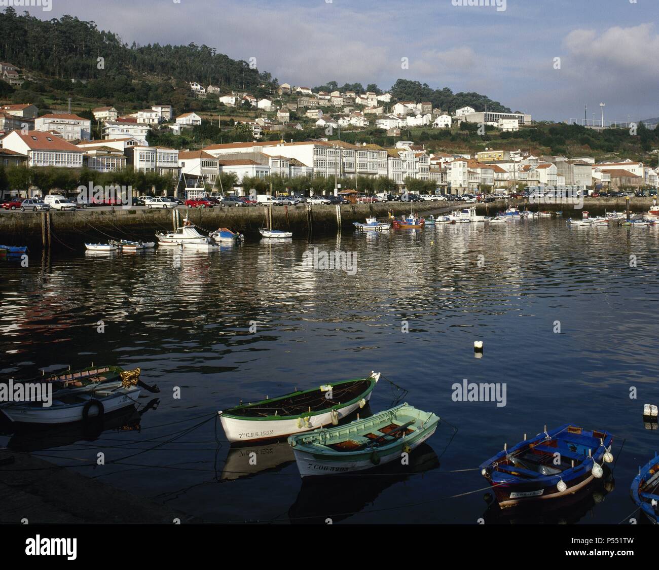 La Galizia. MUROS. Panorámica de la población asentada a orillas de la ...