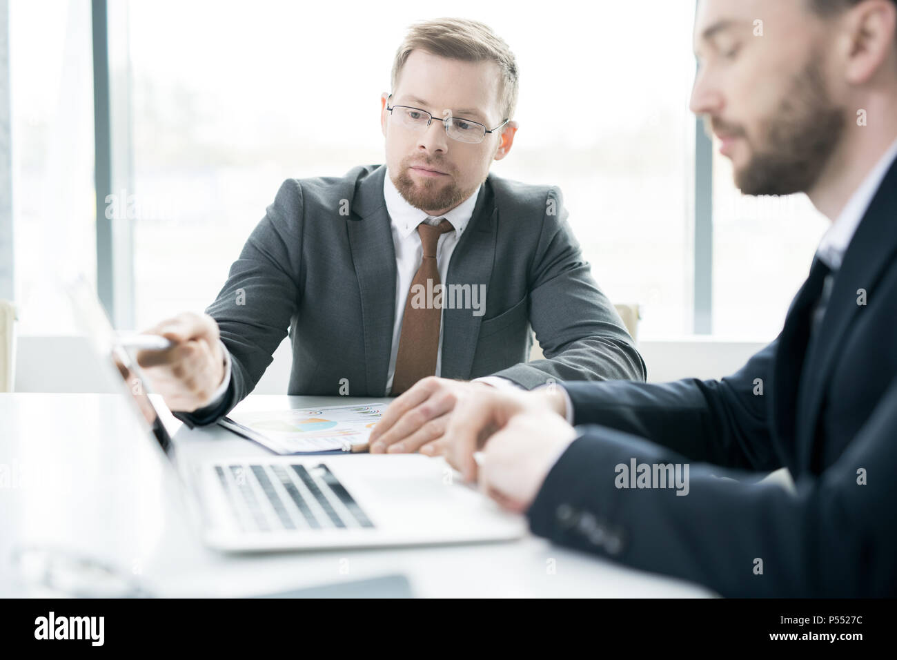 Due persone uomo immagini e fotografie stock ad alta risoluzione - Alamy
