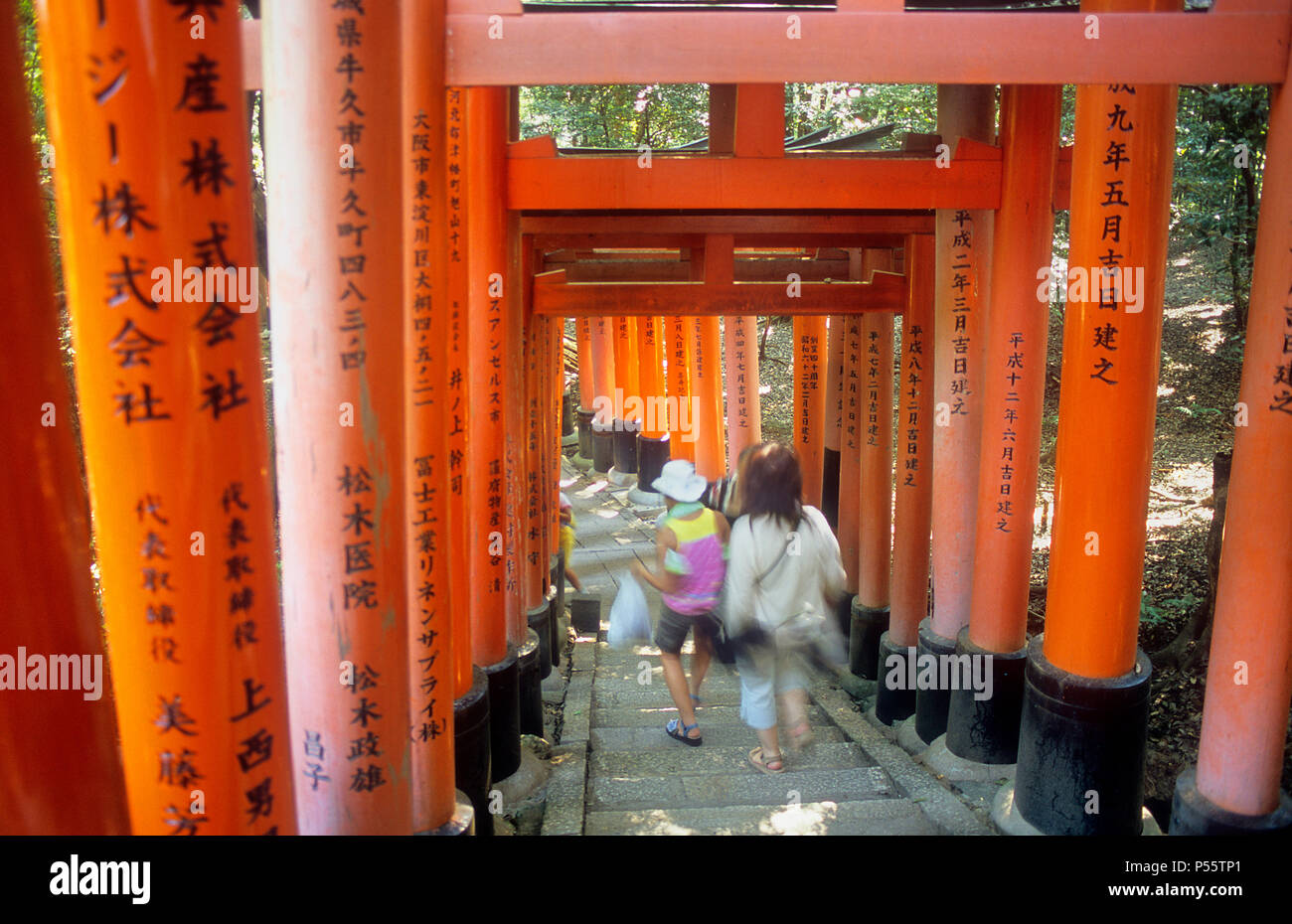 Arco del santuario di torii Immagini e Fotos Stock - Alamy