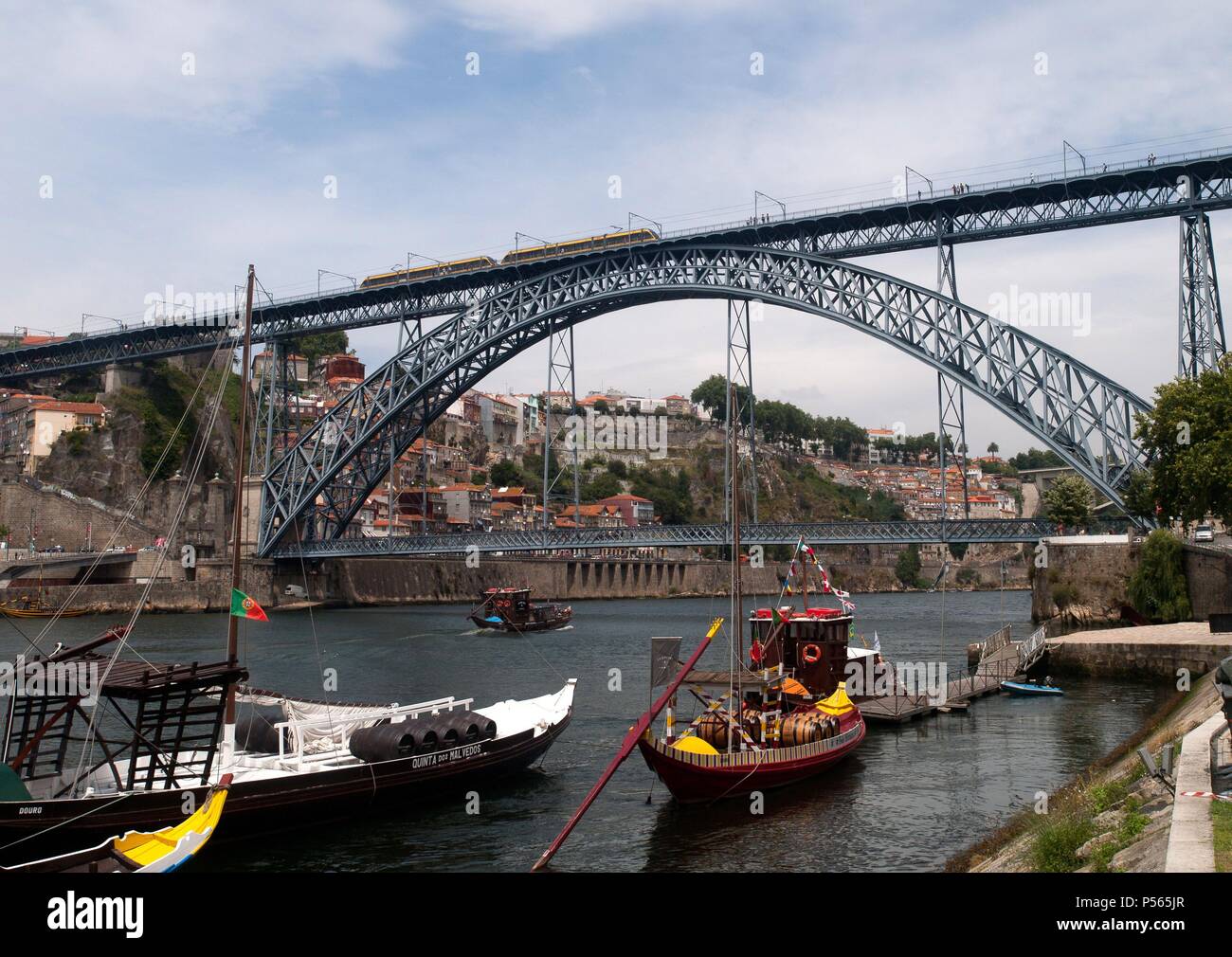 Il Portogallo. OPORTO (porto). PUENTE DE LUIS ho sobre el Rio Duero. De ...