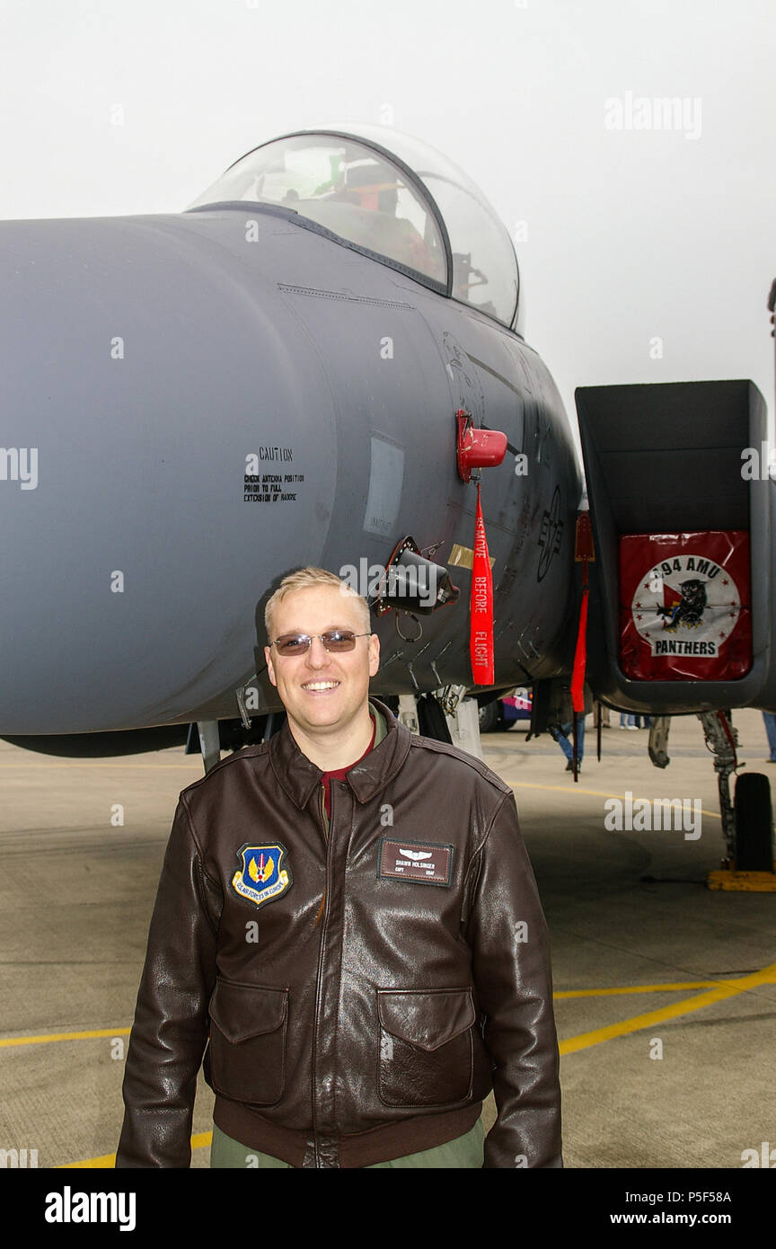 Il capitano Shawn Holsinger con McDonnell Douglas F-15 Eagle fighter ...