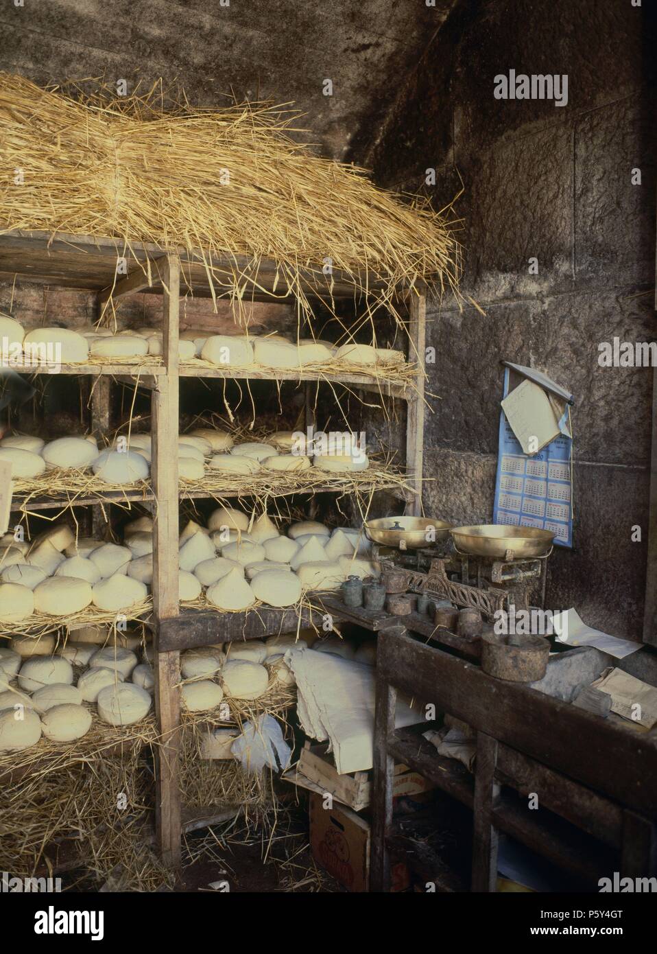 Quesos tipicos immagini e fotografie stock ad alta risoluzione - Alamy