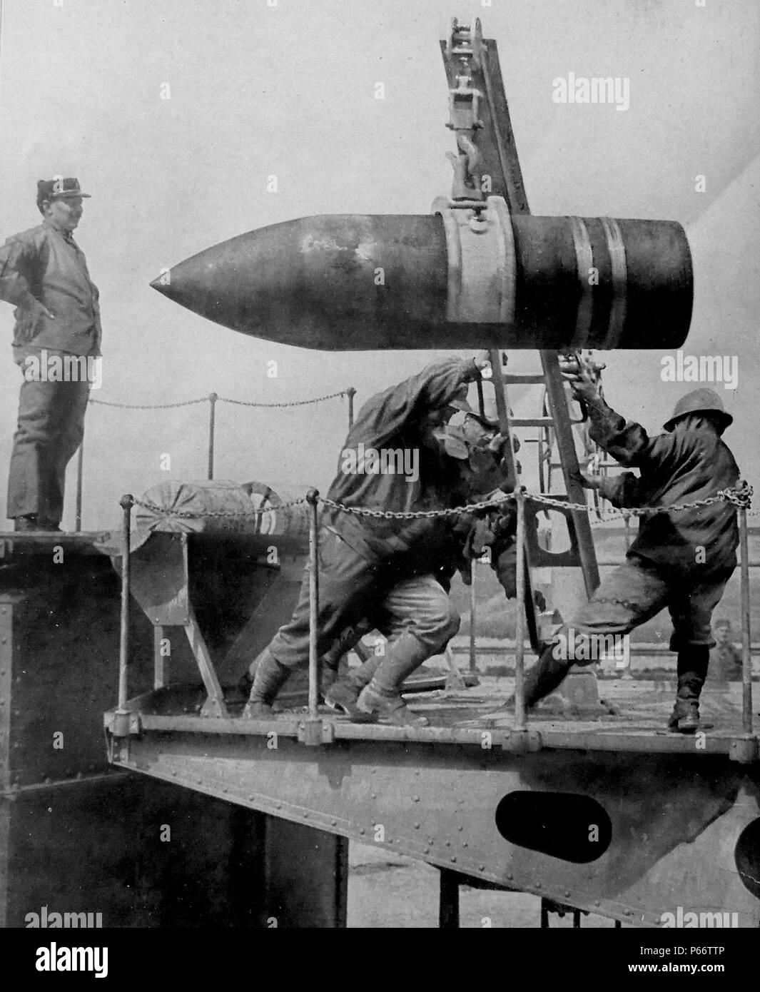 Artillery shell war immagini e fotografie stock ad alta risoluzione - Alamy