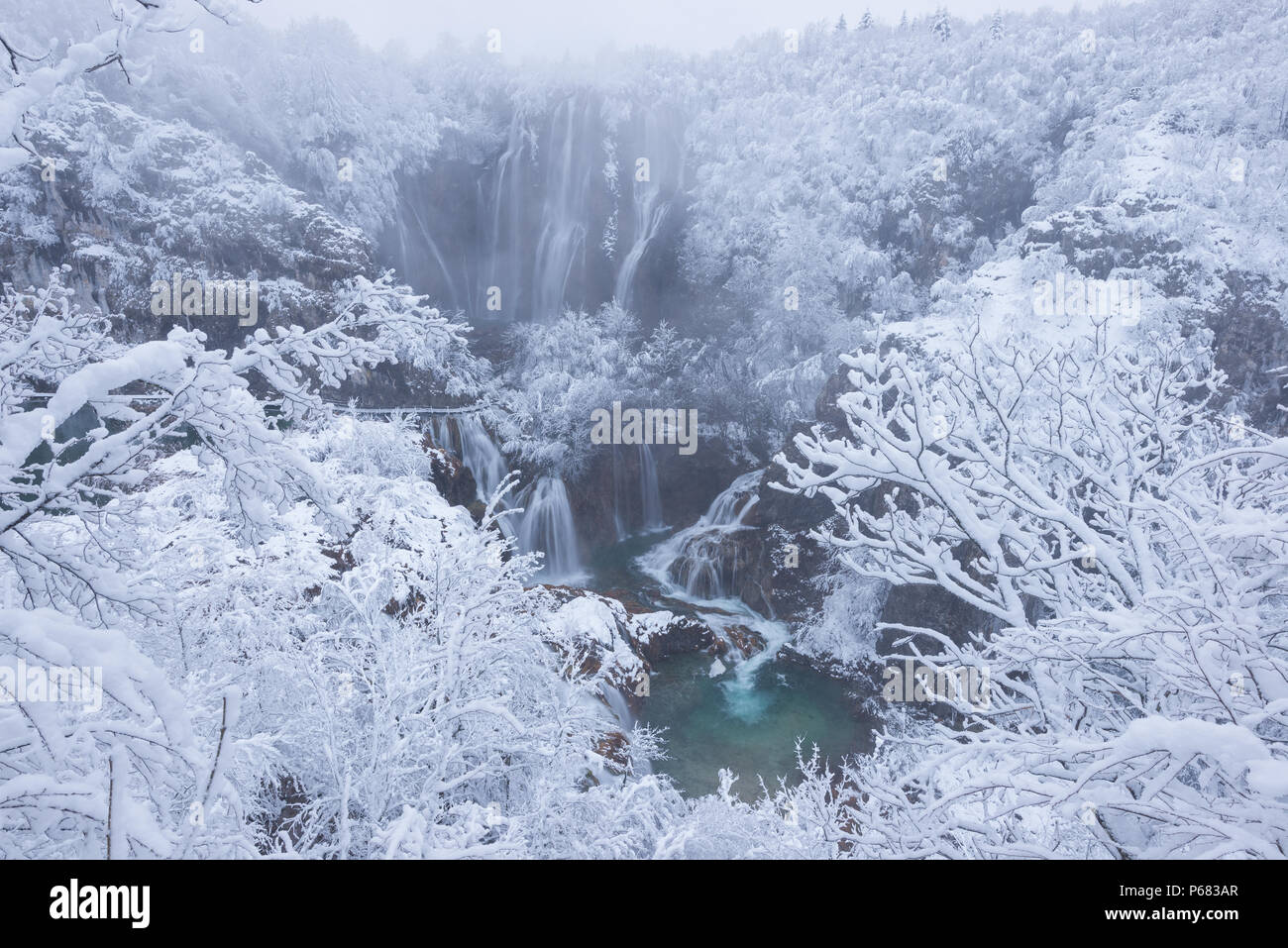 I Laghi di Plitvice grande cascata in inverno la neve, il Parco ...