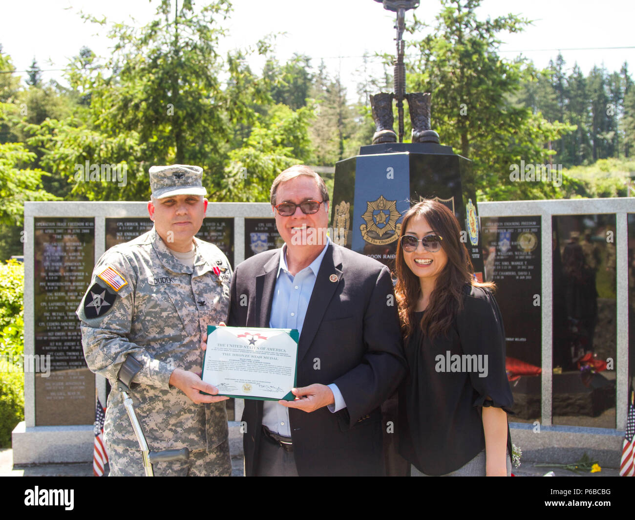 Col. Daniel Dudek (sinistra) e moglie di Megan (a destra) con il membro ...
