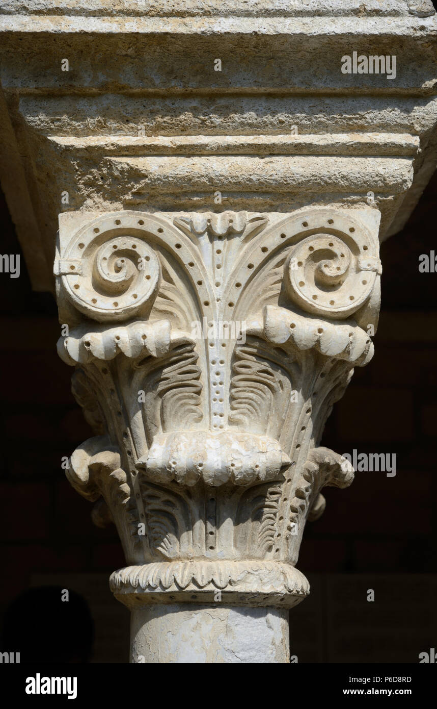 Capitello romanico immagini e fotografie stock ad alta risoluzione - Alamy