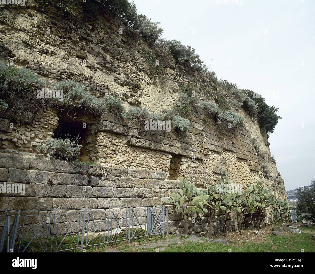 MAGNA GRECIA. RECINTO ARQUEOLOGICO DE CUMA. Antigua Población de la ...