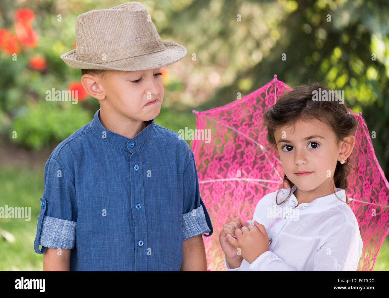 Brother sister pose together in immagini e fotografie stock ad alta ...