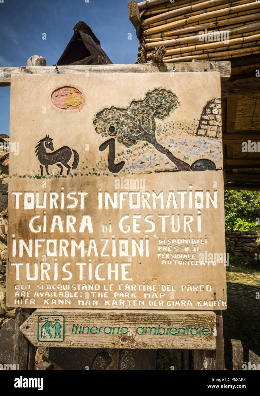 Cartello segnaletico e informazioni turistiche alla Giara di Gesturi ...