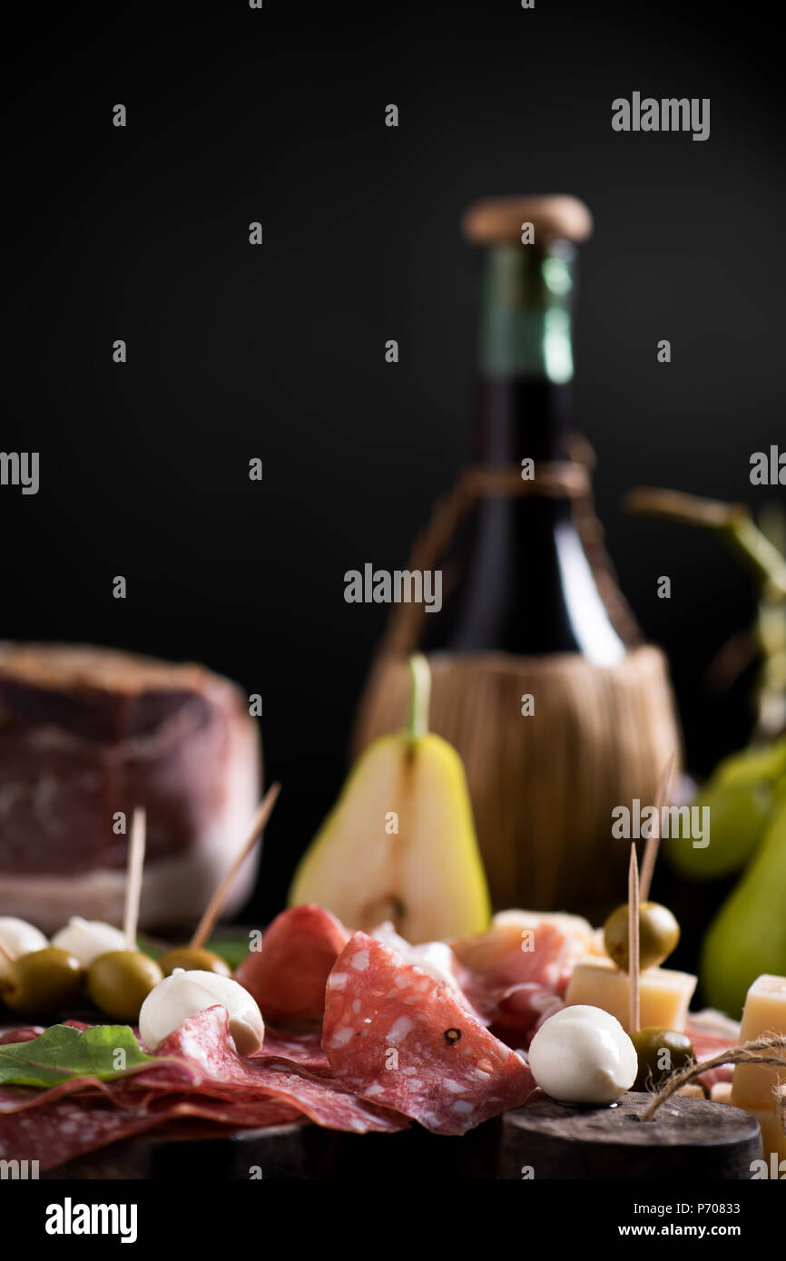 Pallone di vino su una tabella con rustici cibo tradizionale italiano ...