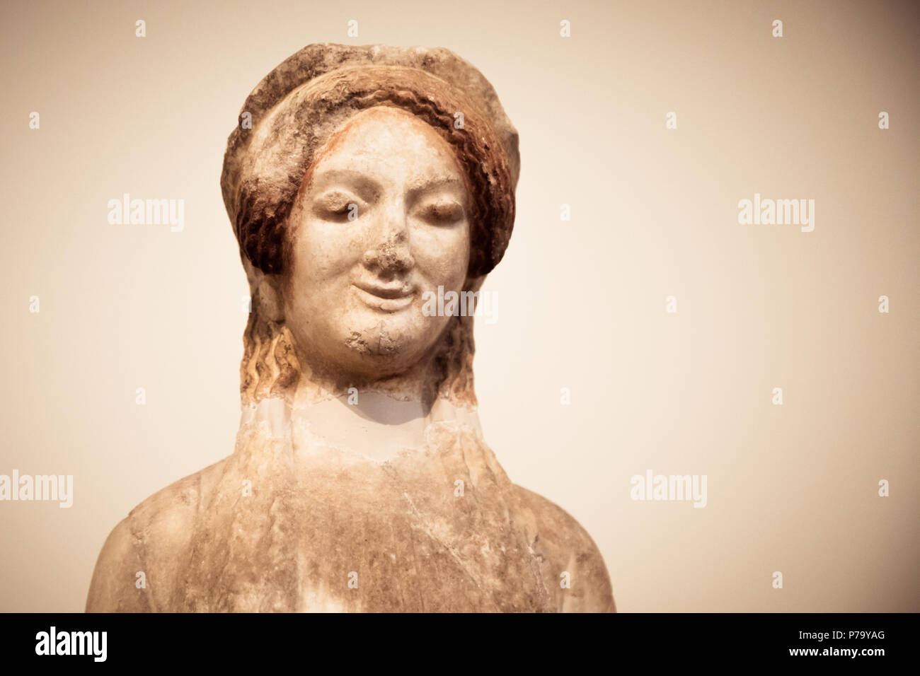 Kore statuetta, una giovane ragazza vestita di un chiton (lunga tunica ...