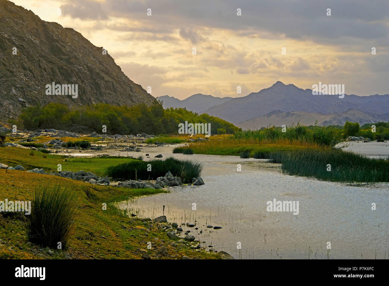 Stony alveo del fiume Orange / Oranjerivier confine (fiume) in ...