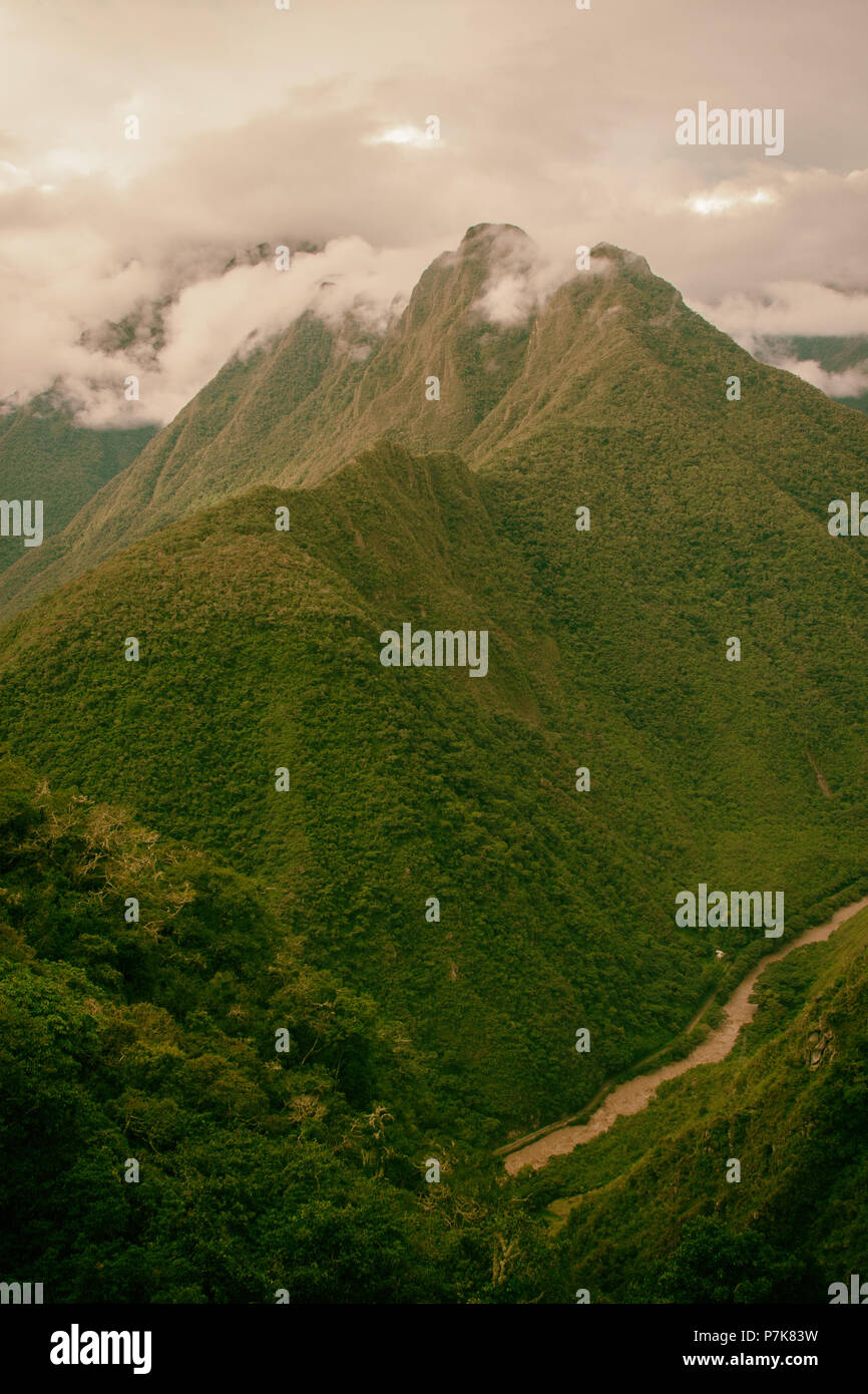 Un rosso fiume di acqua nella valle circondata dalla natura selvaggia ...