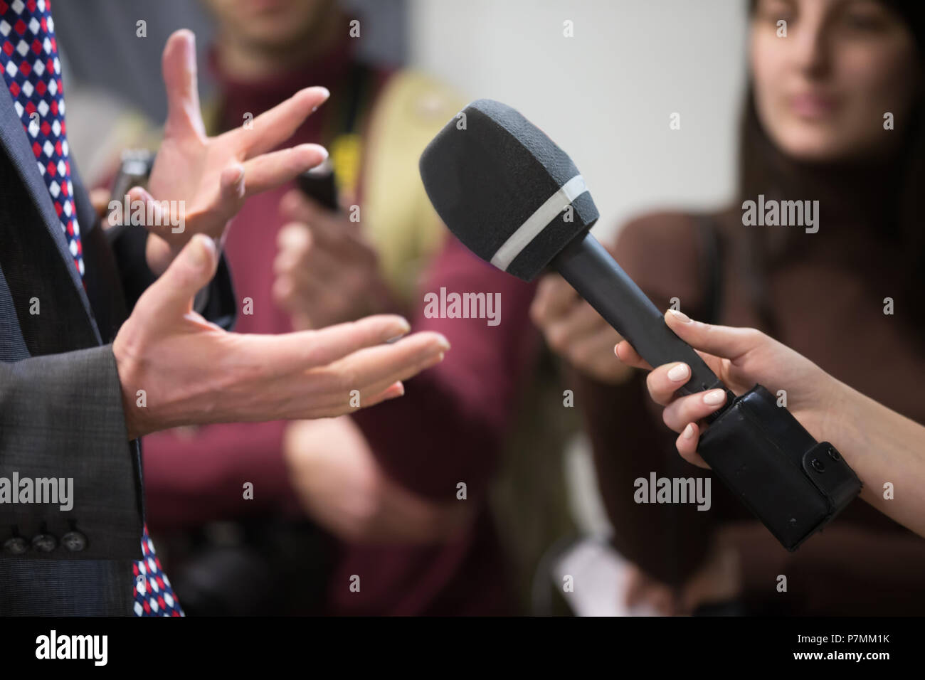 Giornalista reporter intervista ai media interviste intervista al ...