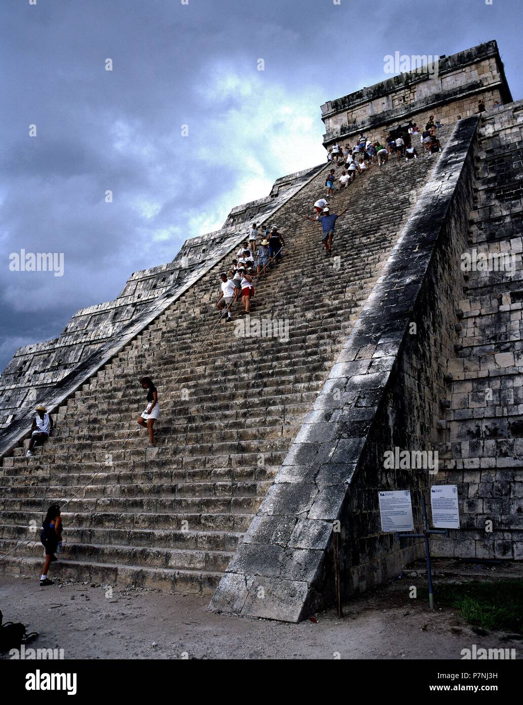 ESCALINATA DEL TEMPLO DE KUKULCAN O PIRAMIDE DE KUKULCAN CONOCIDO TAMBIEN por el nombre DEL ...
