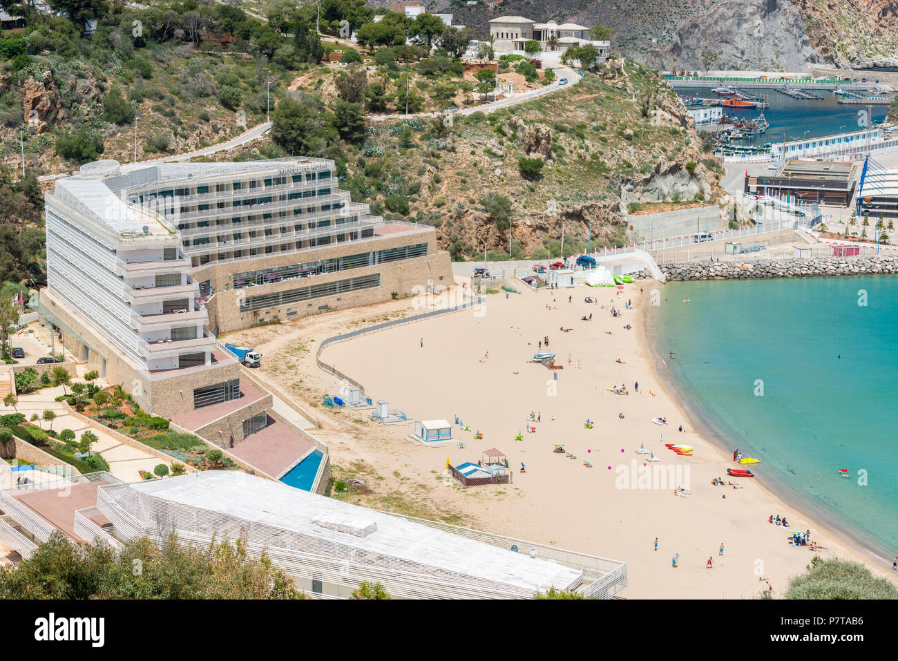 Vista aerea della spiaggia di Quemado è pieno di gente in Al Hoceima ...