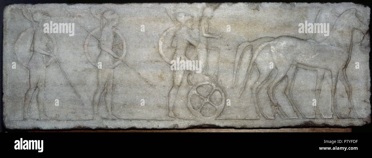 Arte greche. Base del Kouros funerario. Quattro-carrozza a cavalli e ...