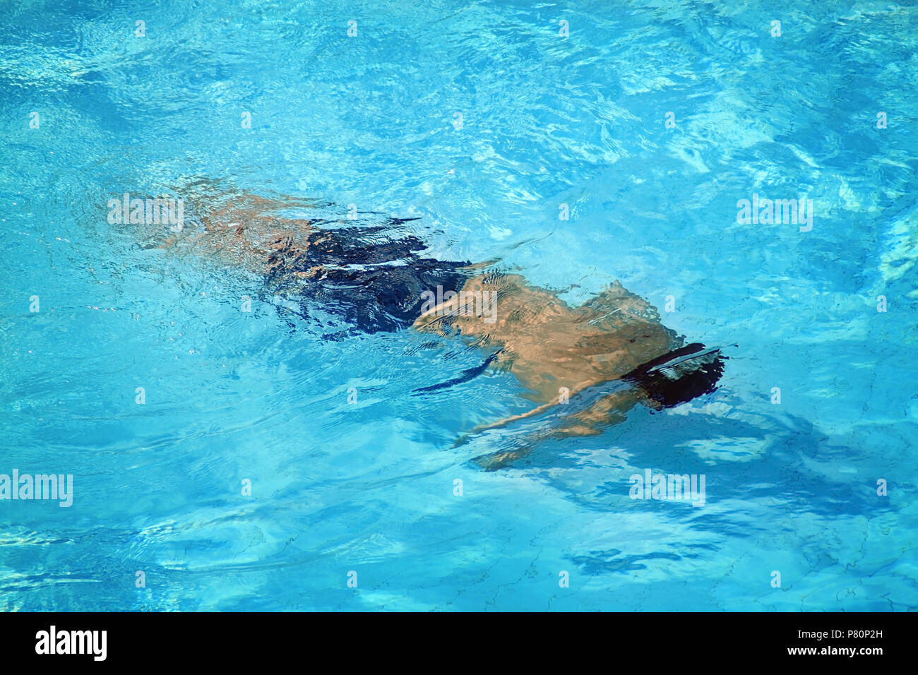 Uomo che nuota sott'acqua in piscina immagini e fotografie stock ad ...