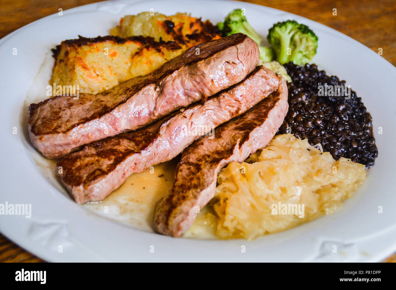 Semplice piatto tedesco per il pranzo fatto di bistecca di carne di ...
