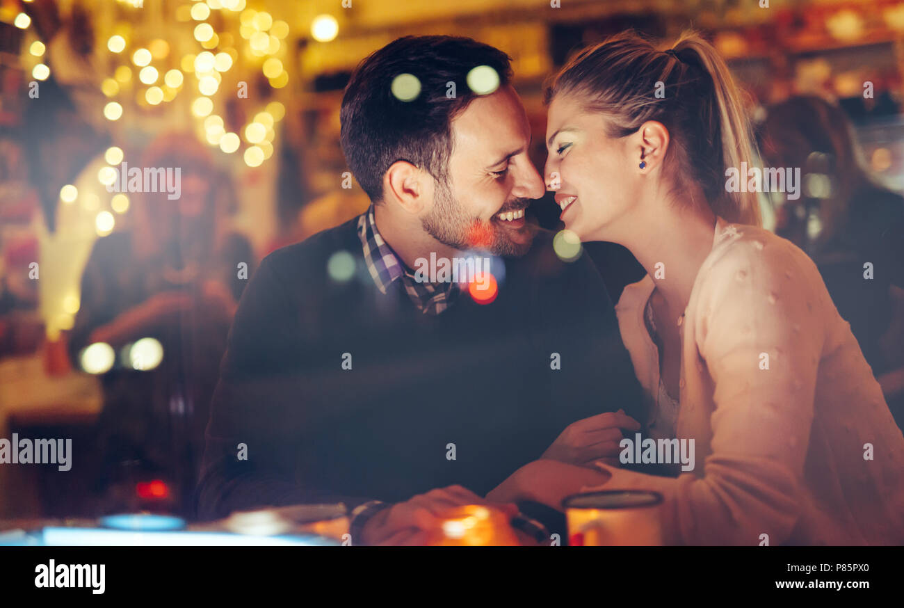 Coppia romantica di amore immagini e fotografie stock ad alta ...