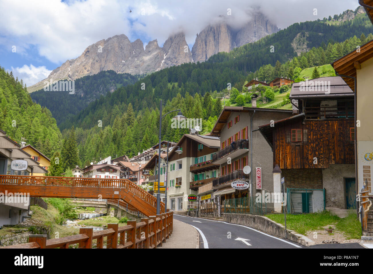 Canazei, Italia - 21 Giugno 2018: Villaggio di Canazei in Val di Fassa ...