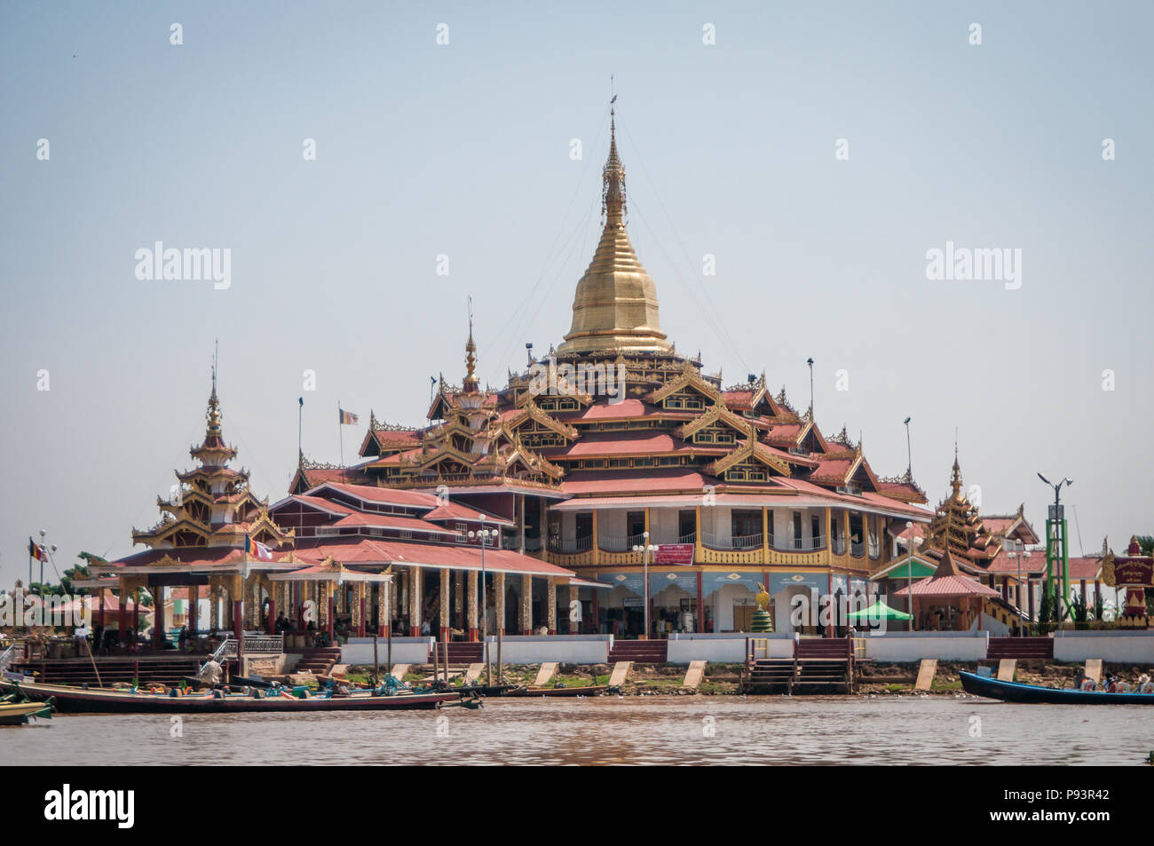 Floating pagoda immagini e fotografie stock ad alta risoluzione - Alamy