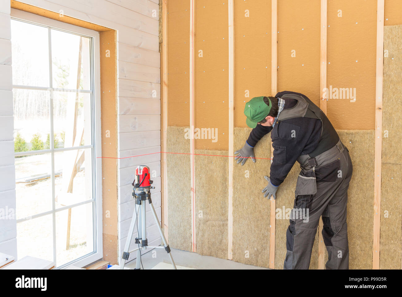 Il lavoratore fa opere di finitura delle pareti con un bianco tavola di ...