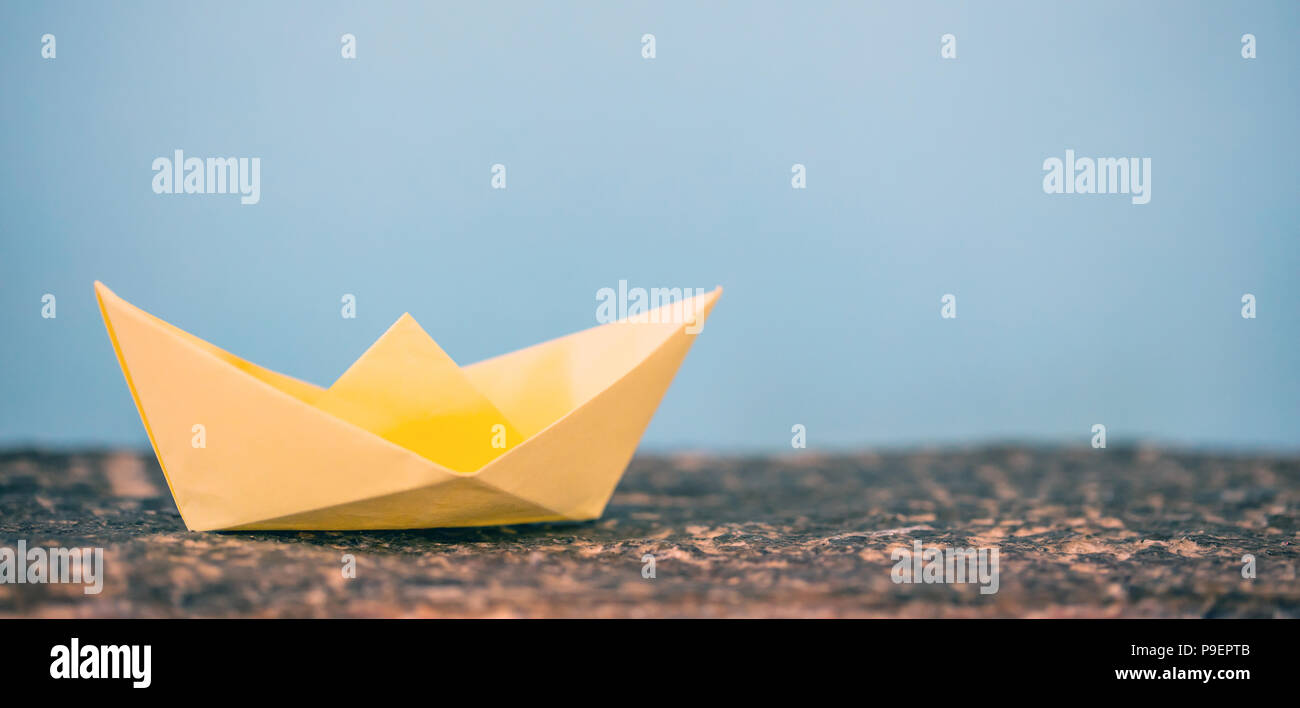 Barchetta origami immagini e fotografie stock ad alta risoluzione - Alamy