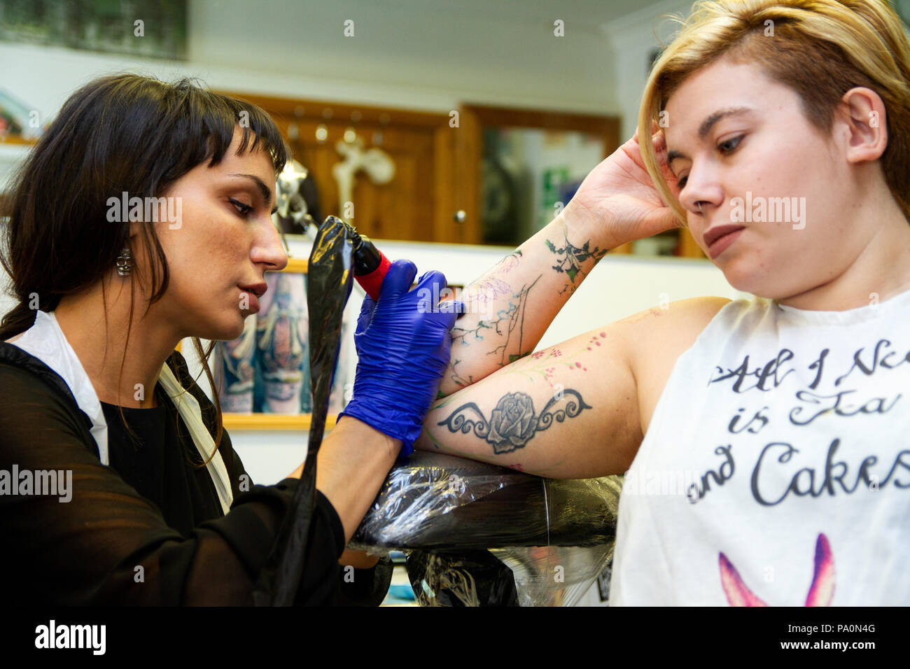 Tatuatore che applica un tatuaggio immagini e fotografie stock ad alta ...