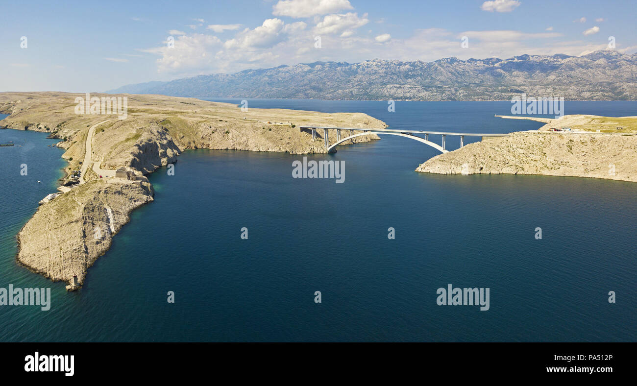Vista aerea del ponte dell'isola di Pag, Croazia. Rovine dell antica ...