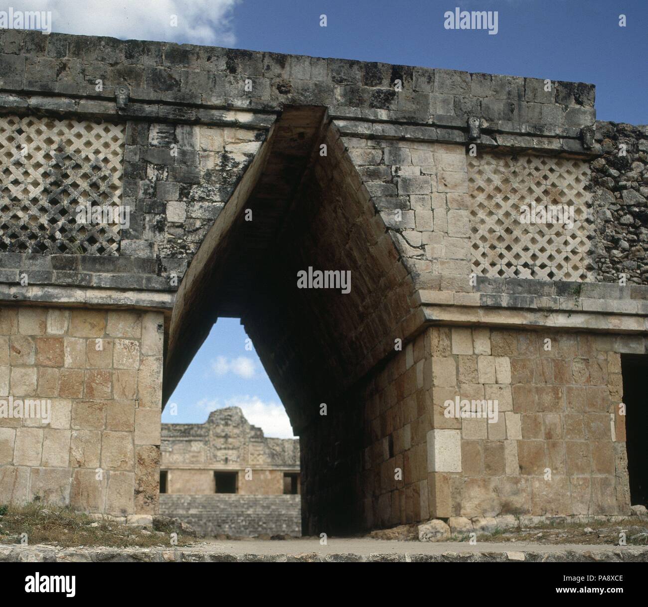CUADRANGULO DE LAS MONJAS-FACHADA SUR-PUERTA CON ARCO MAYA. Posizione ...