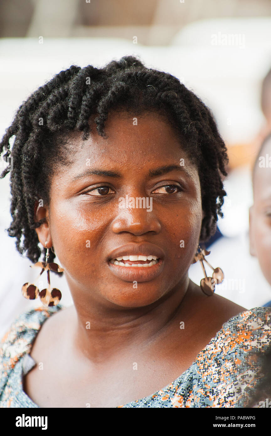 ACCRA, GHANA - 4 Marzo 2012: Unidentified ghanese ritratto di donna in ...